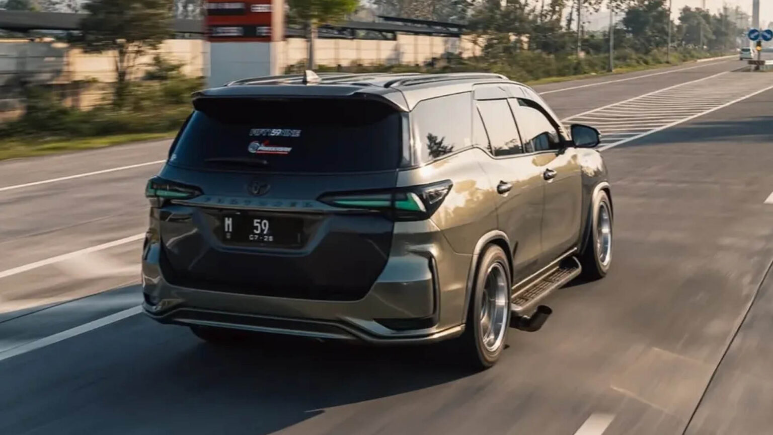 This Is The Fastest three-turbo Toyota Fortuner In The World - Turbocharged